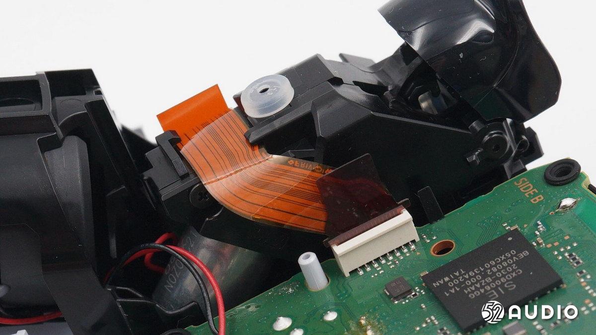 Disassemble the Sony PS5 DualSense gamepad, explore the adaptive ...