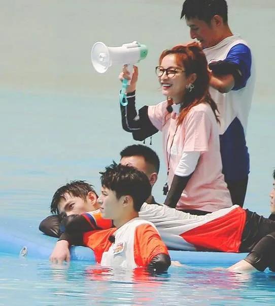"Big Brother Energetic" Yang Yang shows off his muscles in the swimming ...