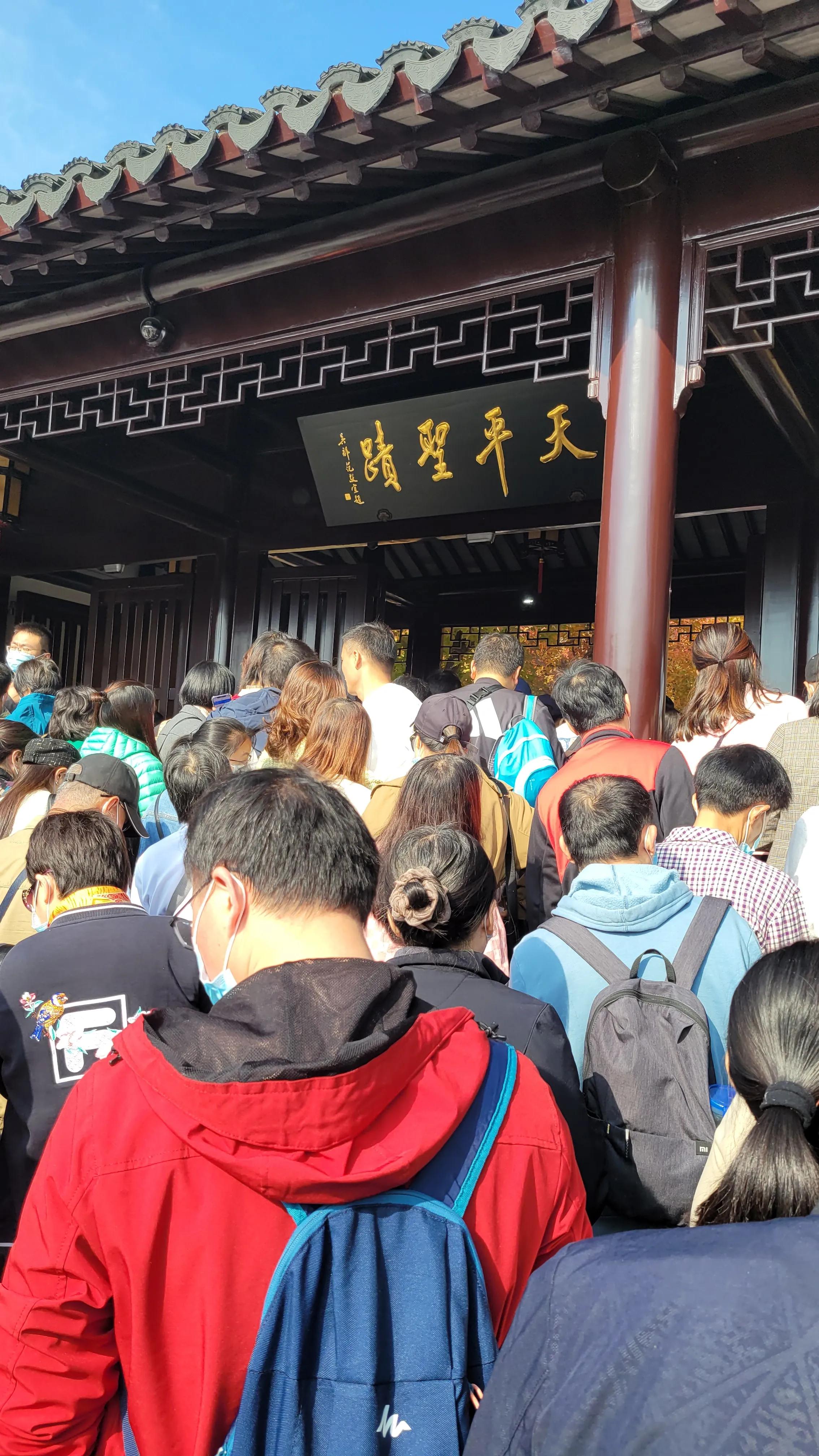 It is said that the autumn day is better than the spring dynasty ...