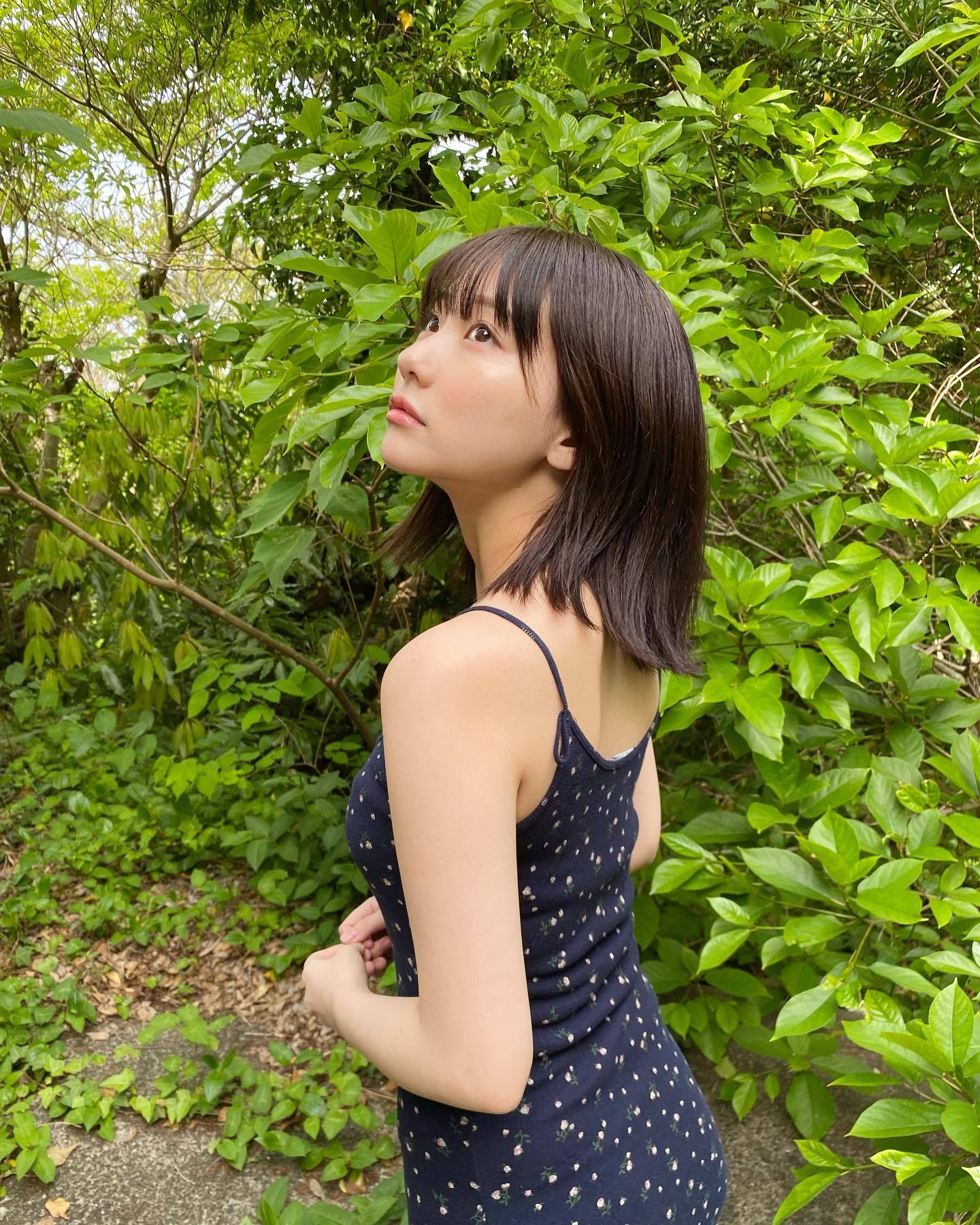 Tanaka Mijiu's outdoor photo in suspenders and short skirts, the green ...