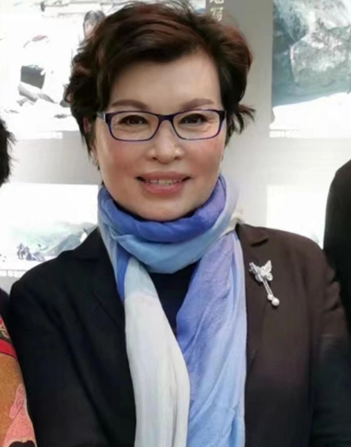 CCTV anchor Li Ruiying rarely shows up after retirement!Short hair is ...