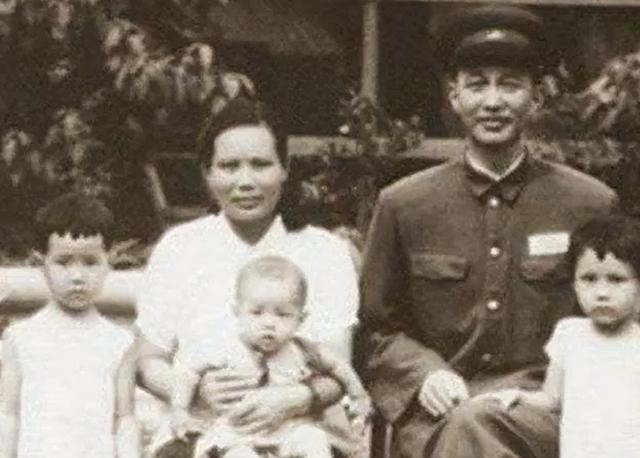 In 1951, Mrs. Hong Xuezhi went to a fellow villager's home to rest ...