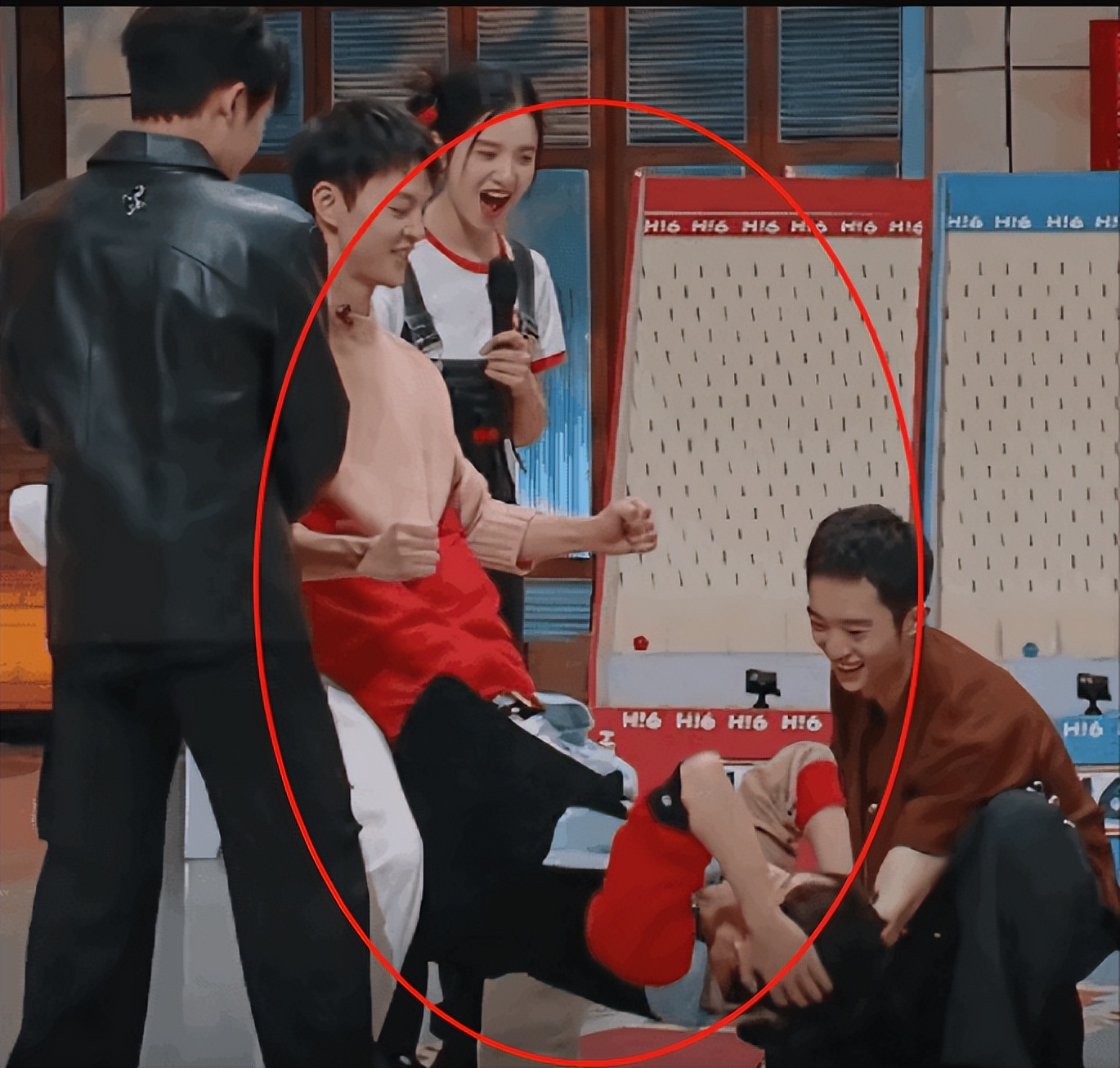 After He Jiong's "sit-ups" incident, Yuji broke the news that it was his partner who accompanied ...