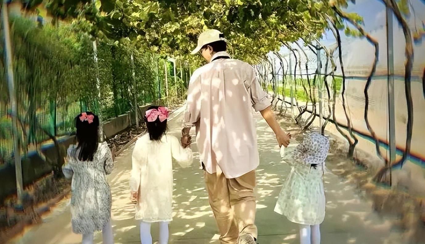 Zhang Jie and Xie Na took their daughters to Disneyland. The three ...