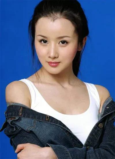 Sun Feifei, who is as beautiful as Liu Yifei, was beaten up by the crew for refusing the ...