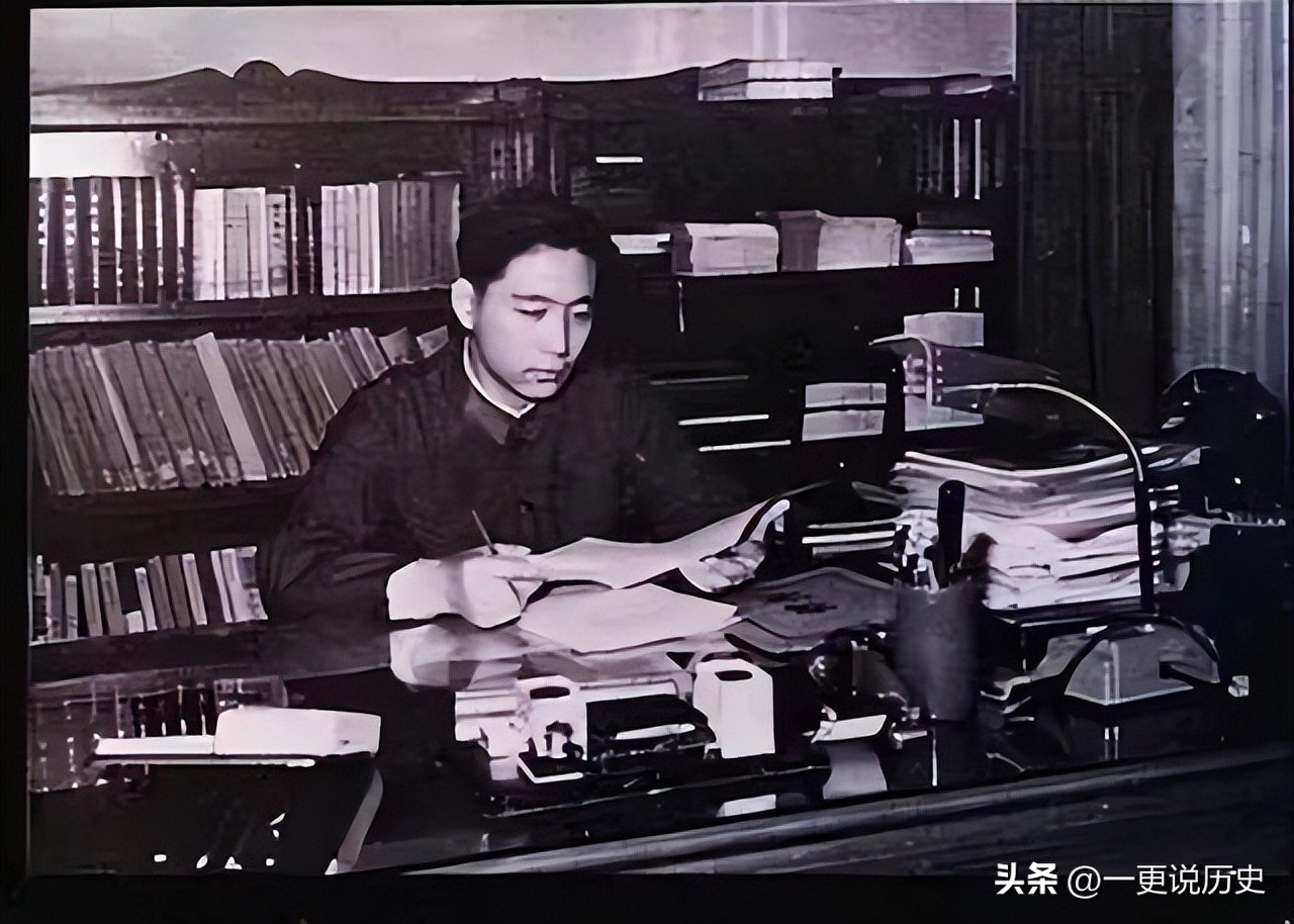 In 1976, when arresting members of the "Gang of Four", Wang Hongwen ...