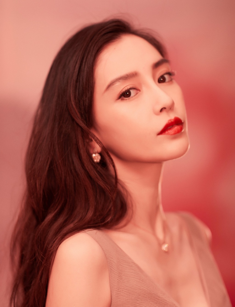 The ethereal and beautiful goddess angelababy hot dress stage photo - iNEWS