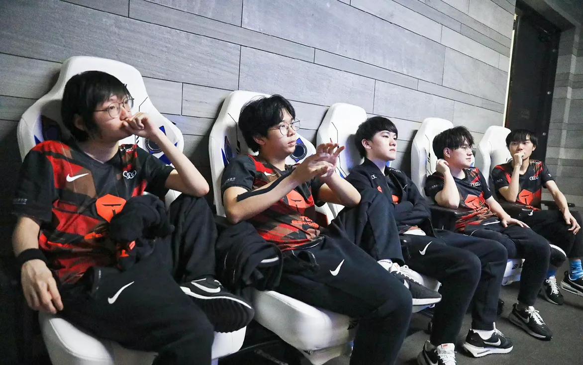 "LPL final poster picture" is on fire, TES and JDG are full of ...