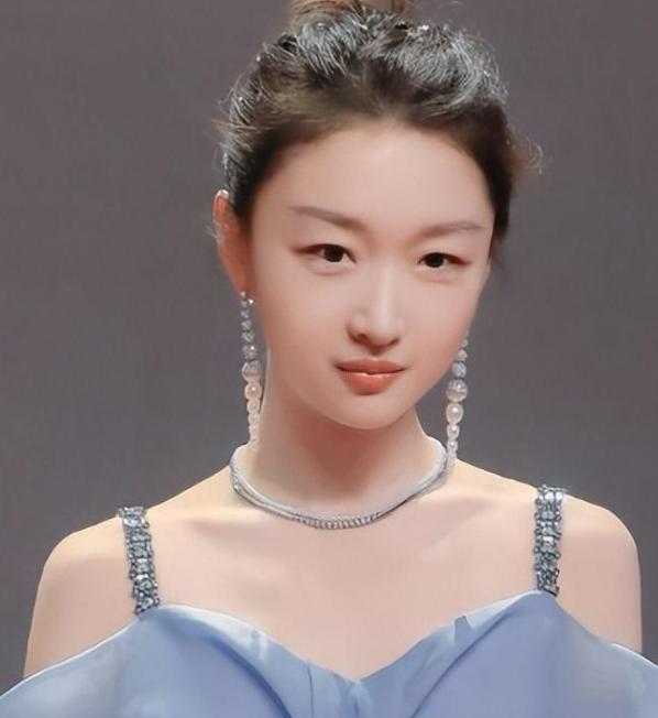 Filming a movie for a boyfriend, 31-year-old Zhou Dongyu is getting ...
