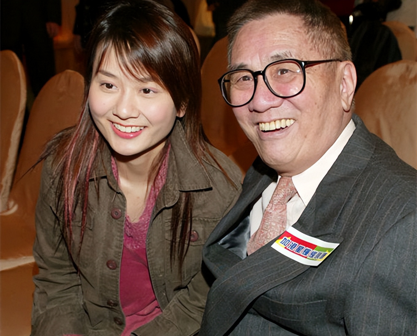 Huang Zhan's daughter attended a family gathering, hugged her cousin-in ...