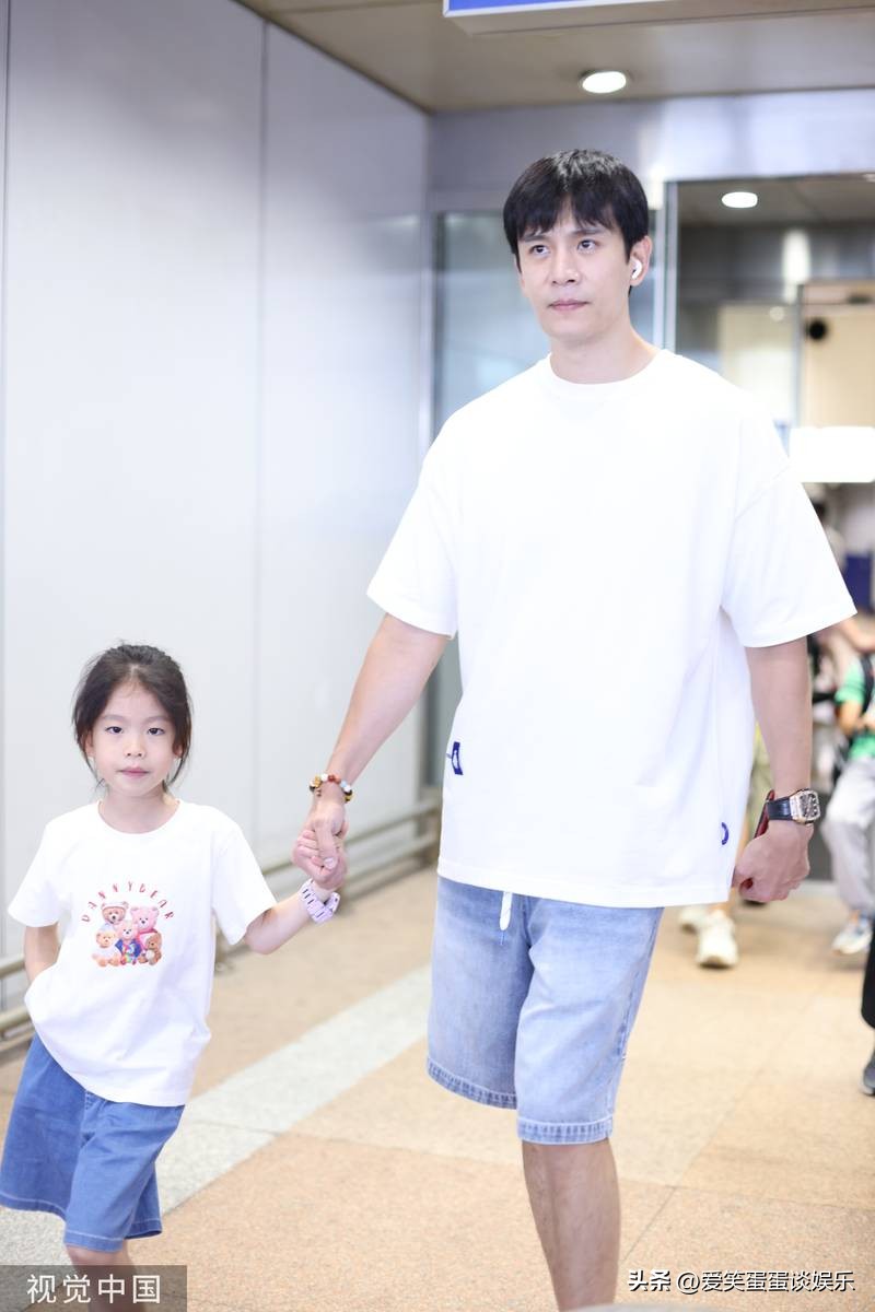 Jing Chao and his daughter Xiaonian Gao appeared at the Capital Airport and compared their ...