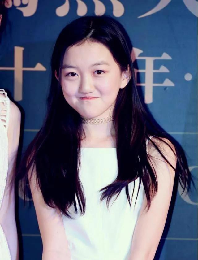 A recent photo of Li Yan's 17th birthday was exposed, wearing a white ...