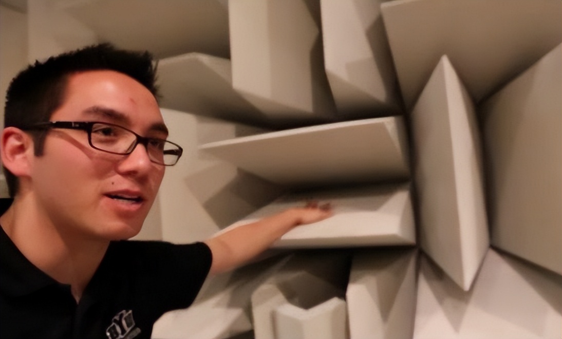 Absolutely silent room challenge, the prize money is huge, but no one ...