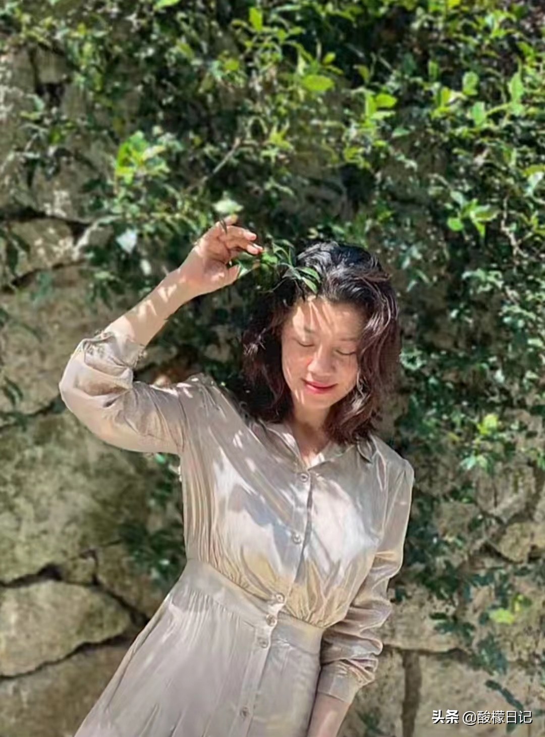 48-year-old Liu Lin showed happiness in recent photos. With "Dehua ...