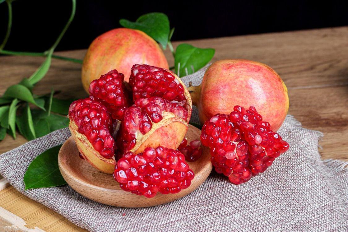 During the Mid-Autumn Festival, put fruits on the incense table, keep ...