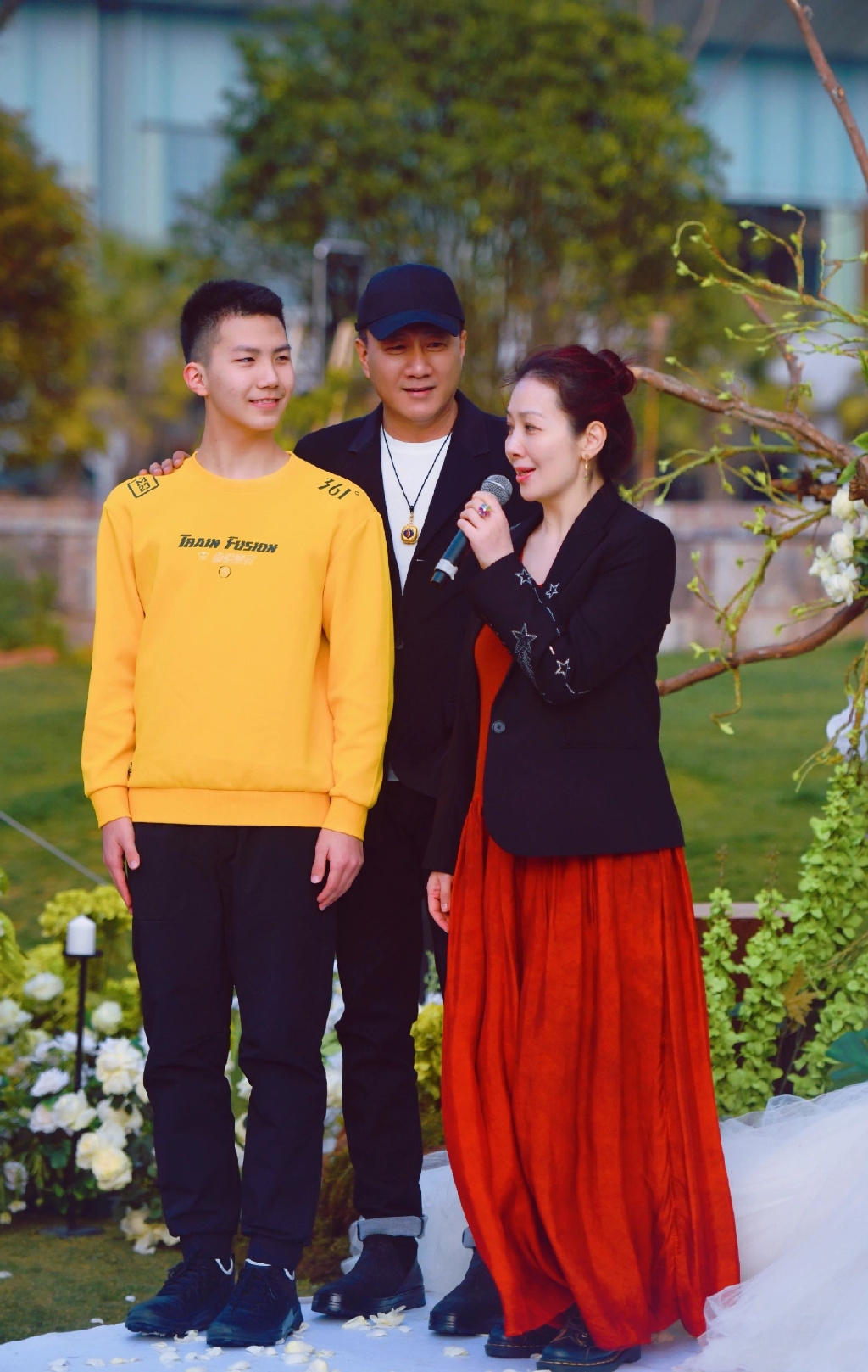 Hu Haokang, the second-generation star, rarely appears on the scene, he ...