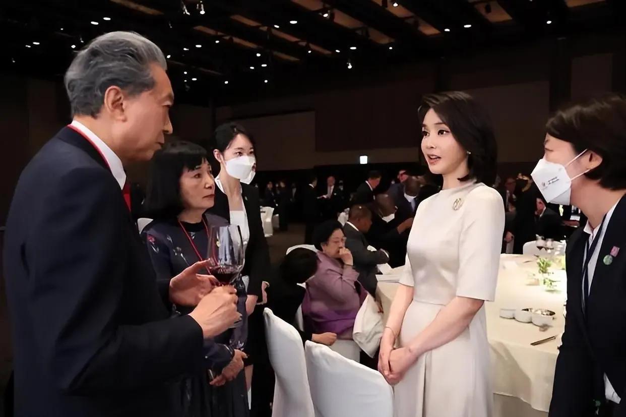 South Korea's new first lady, Kim Gun-hee, turned her 50-year-old face ...