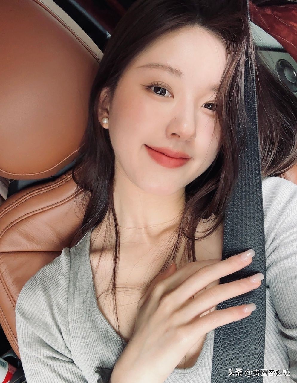 A netizen ran into Zhao Lusi walking her dog, her gentle temperament ...