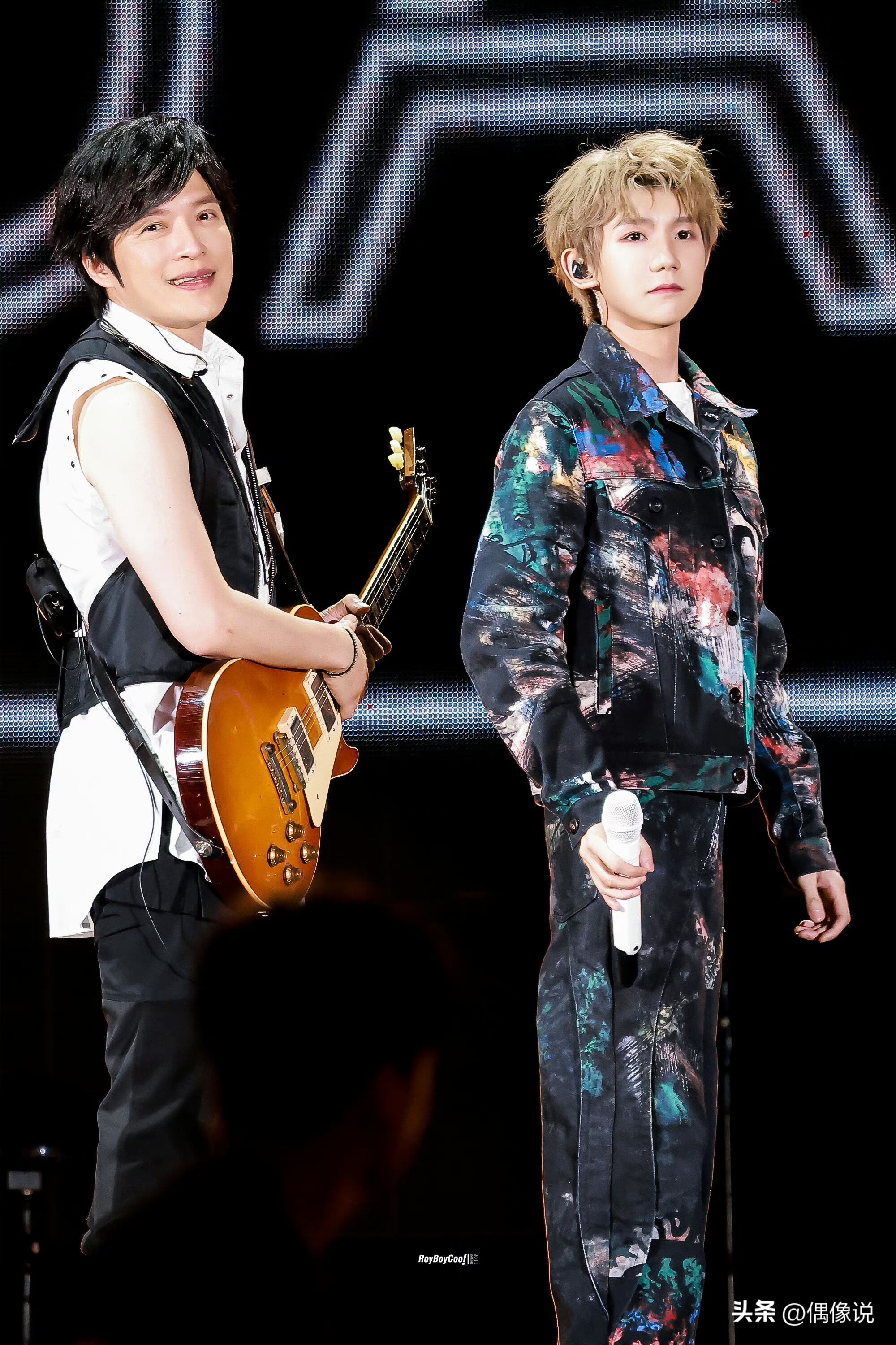 Wang Yuan sang "If We Never Met" at the Mayday Bird's Nest Concert, and ...