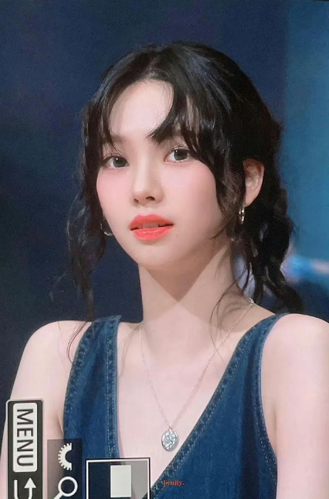 Liu Zhimin's Taipei book signing event, she swung her high ponytail and ...