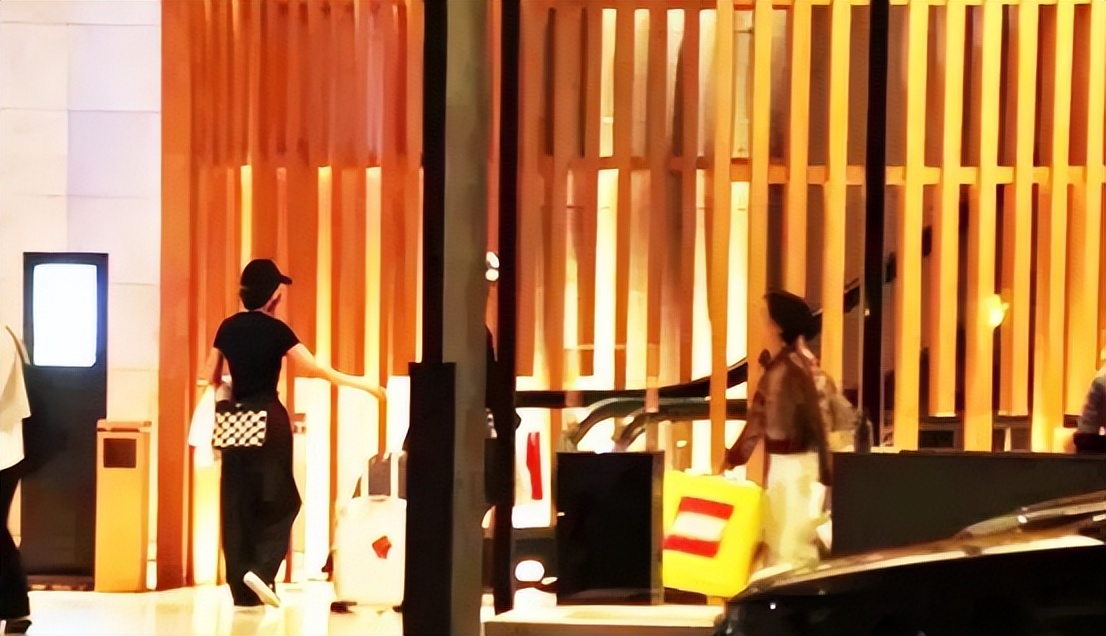 Xiao Nuomi's 9th birthday, Yang Mi flew to Hong Kong to visit, the ...