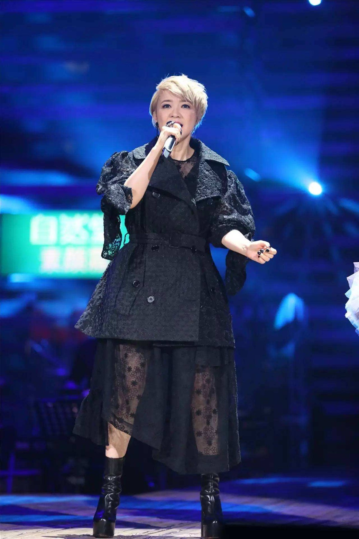 Chen Huixian, the queen of a generation, kissed Jacky Cheung in public ...