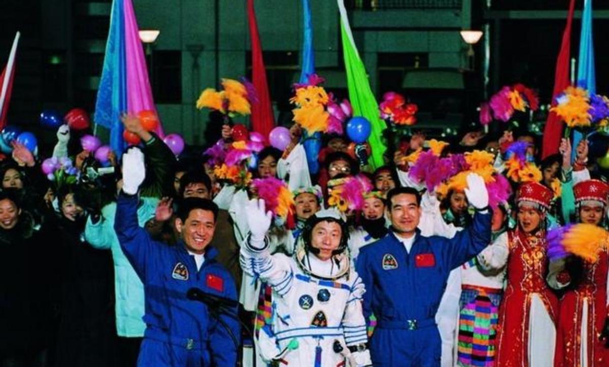 Yang Liwei returned to Earth with blood on the corner of his mouth ...