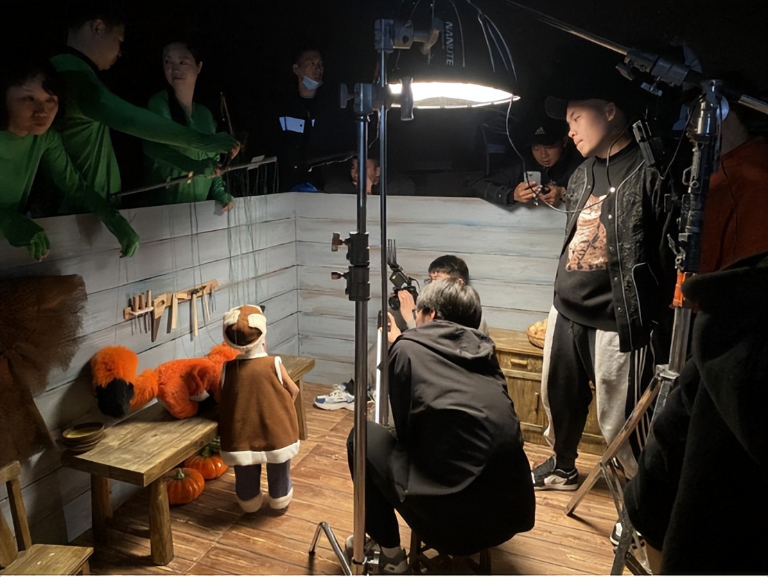 The innovative puppet show "The Old Man and the Fox" officially started ...