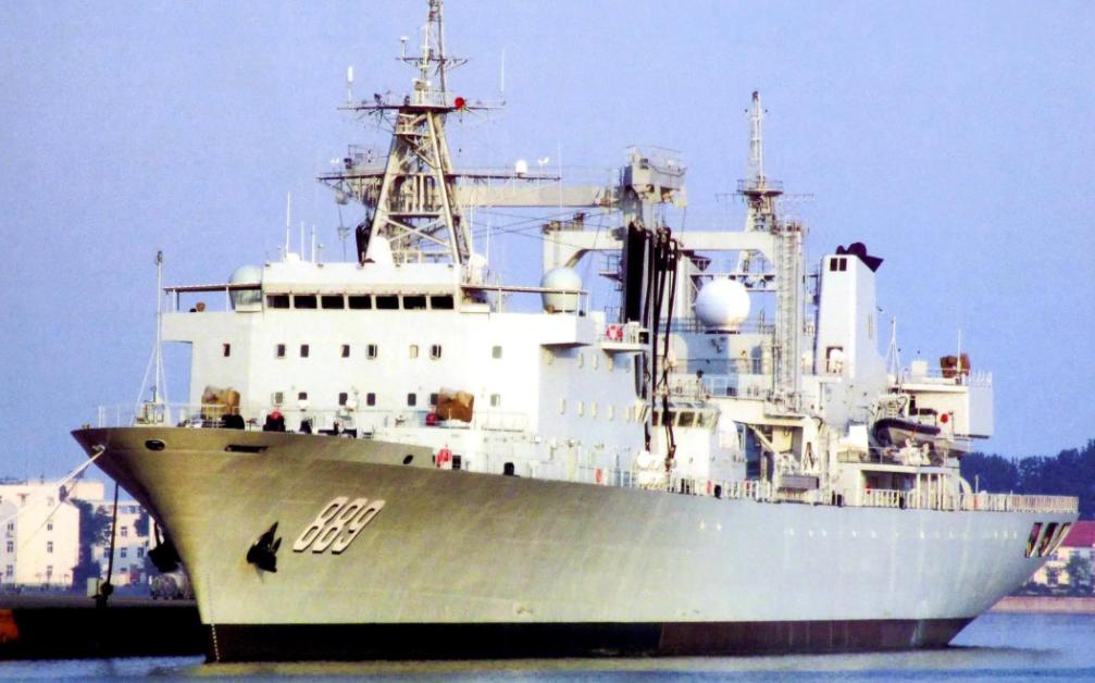 China's Type 901 supply ship, with a displacement of 40,000 tons, is an ...
