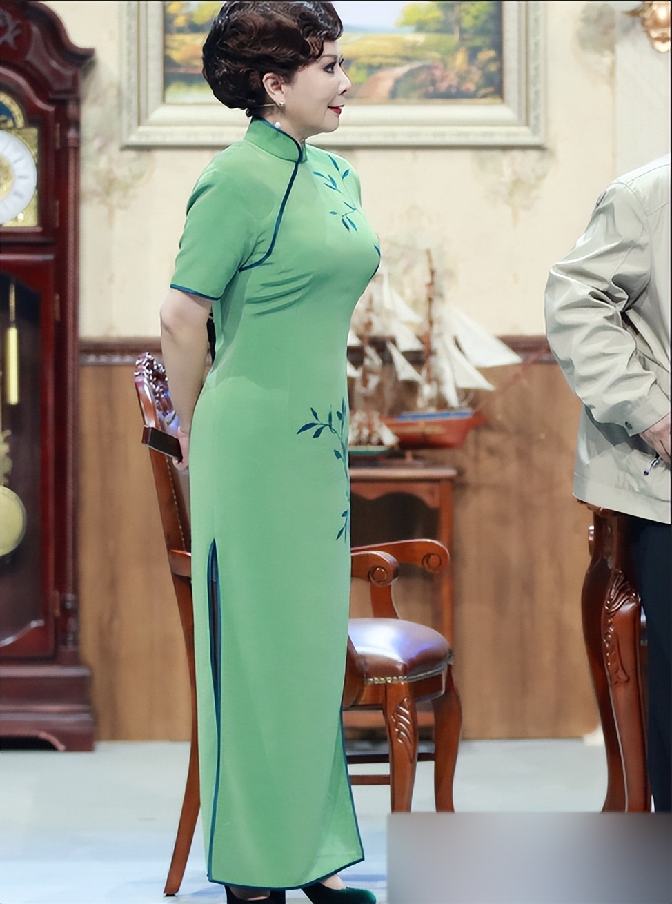 Grandma Cai Ming's S-shaped figure, are you excited? - iNEWS