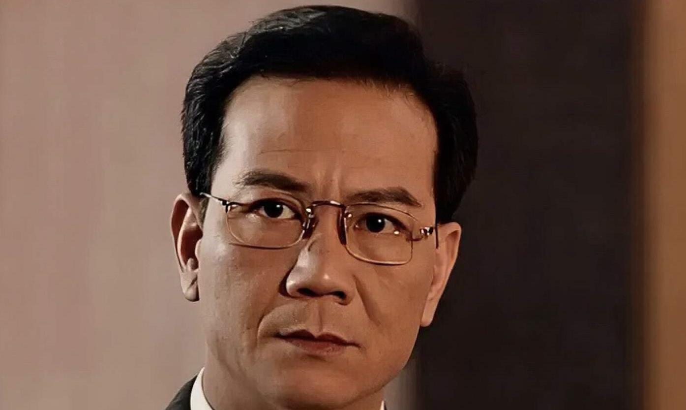 A well-known TVB veteran actor lives in a four-story villa. He has to ...
