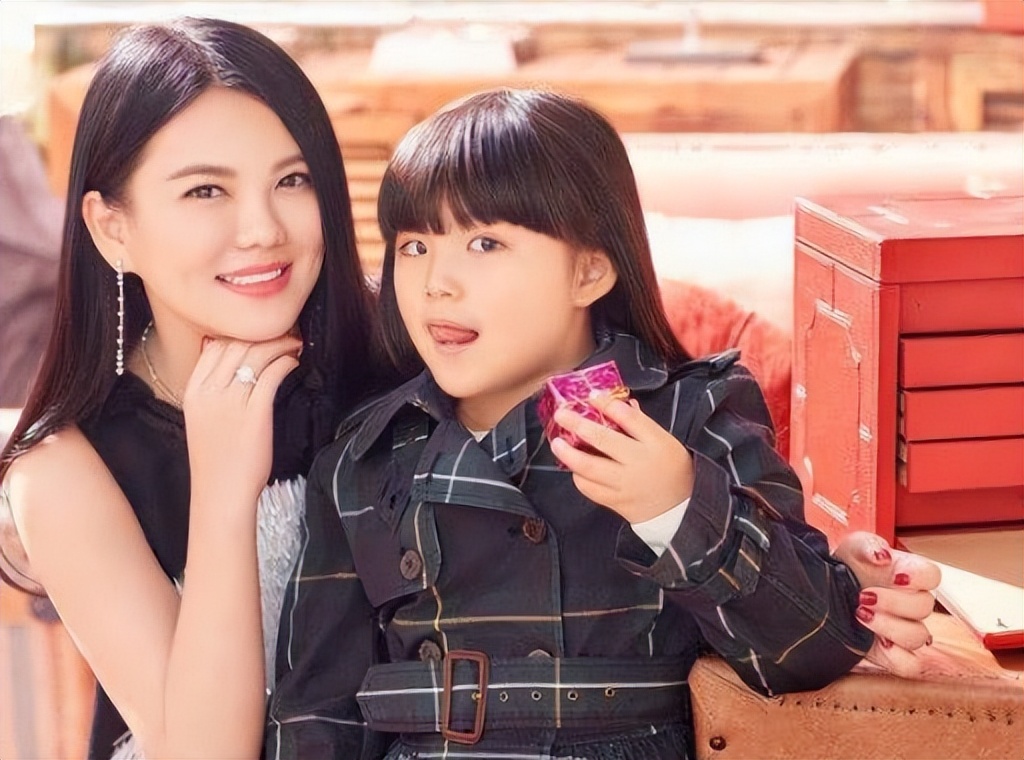 Wang Shiling's best friend lifts her clothes in front of the mirror ...