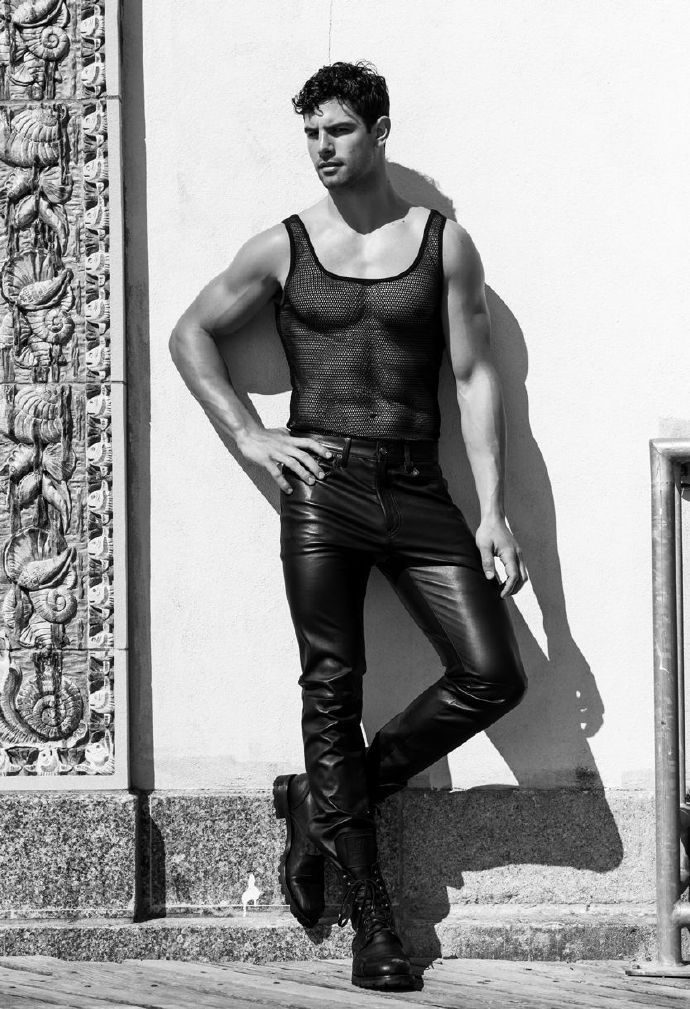 Muscular male model Frankie Cammarata took a super muscular photo on ...