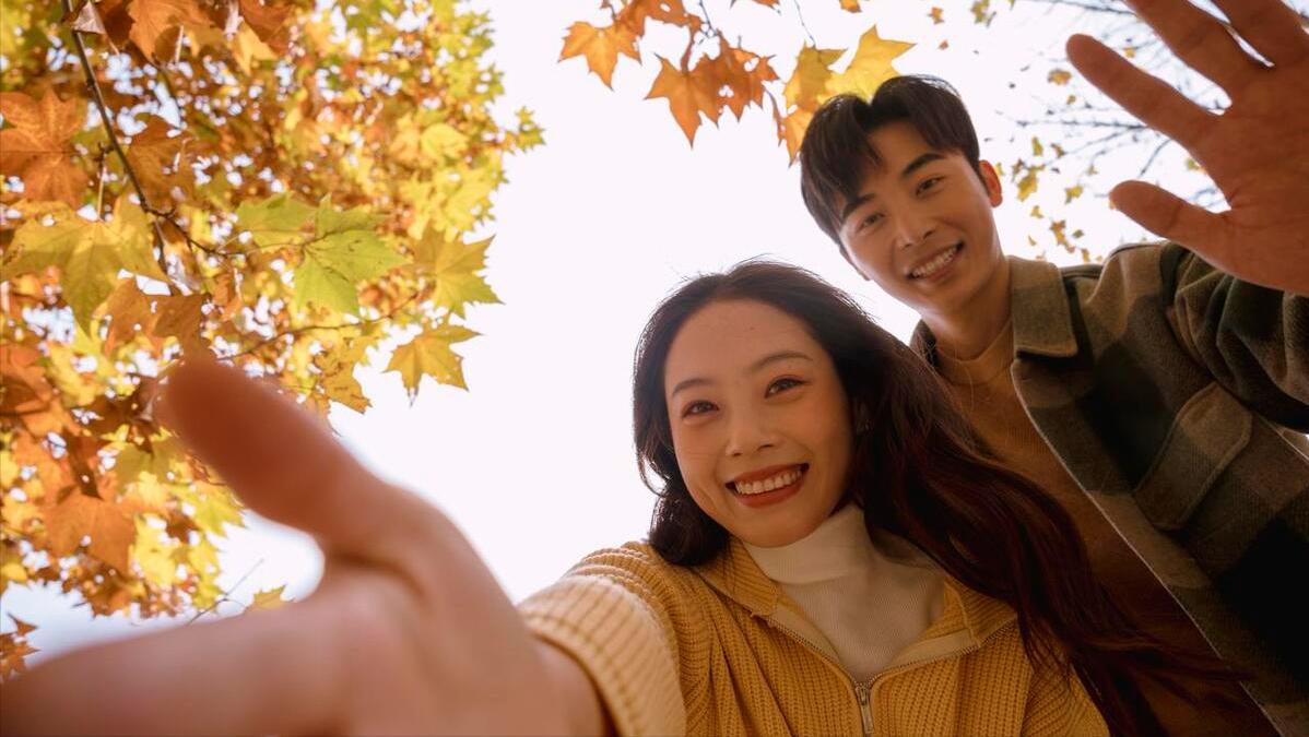 Should couples in love contact each other every day? - iNEWS