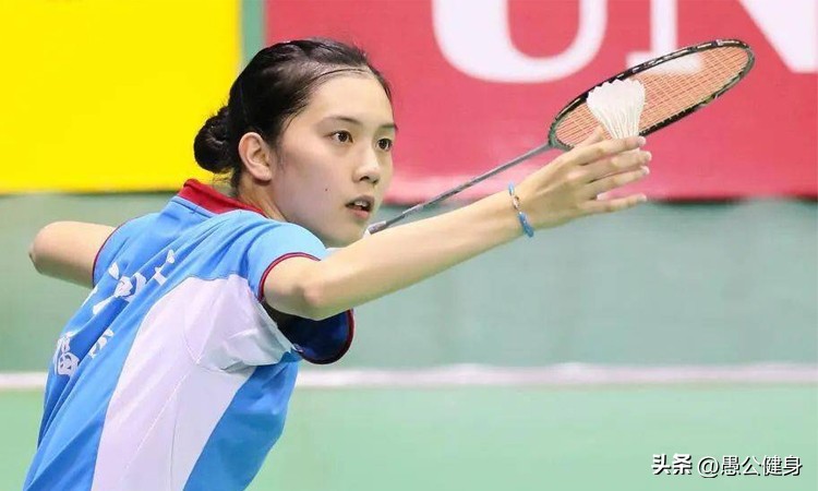 Four steps to serve a good badminton forehand high and long shot - iNEWS