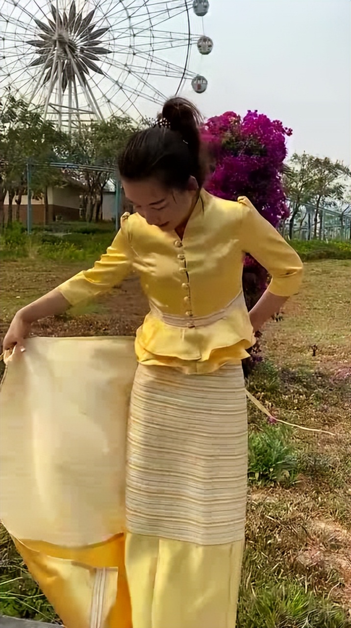 When the Burmese girls untied their tube skirts, they finally knew why ...