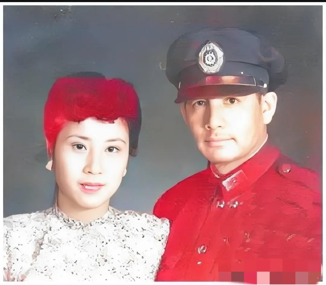 In 1946, a rare group photo of Zhang Lingfu and his wife. She was ...