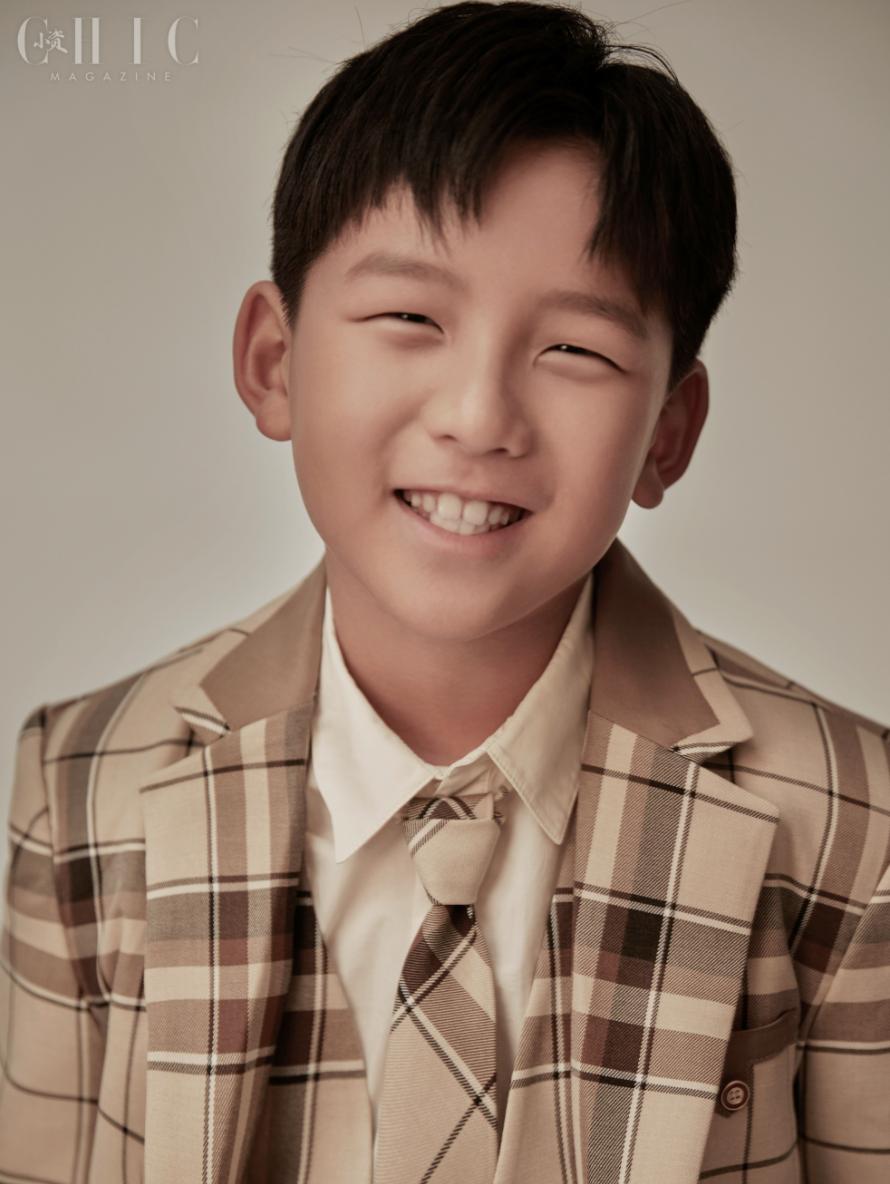 He Jie's family of five made their debut in the magazine, and their ...