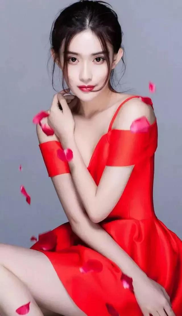 Meng Ziyi's beautiful red dress photo album, flaming red lips, amazed the audience, with fairy ...