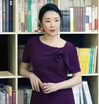 Talk about the famous writer Yan Geling and her "Fang Hua" - iNEWS