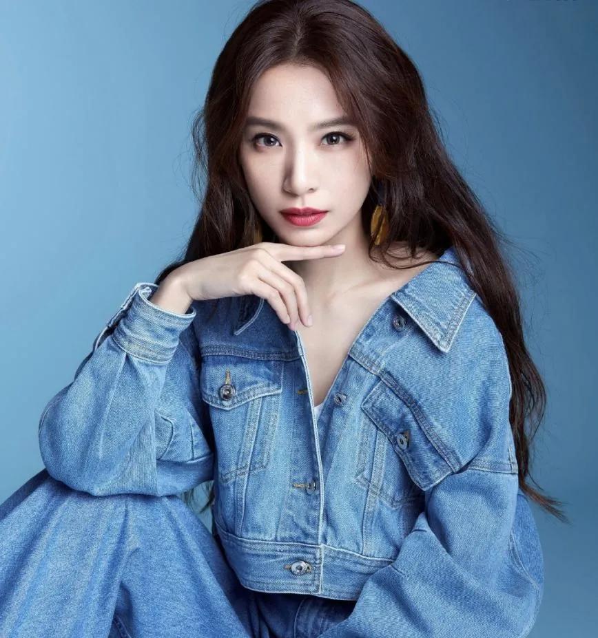 10 Female Celebrities With Flat Faces, But More and More - iNEWS