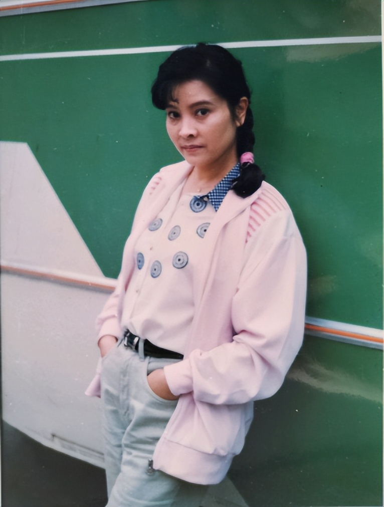 Old photos: Women of the 90s, brightly dressed and energetic - iNEWS