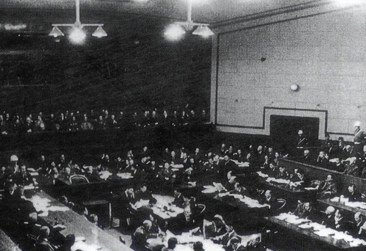 How many Japanese war criminals were sentenced to death in the Tokyo ...