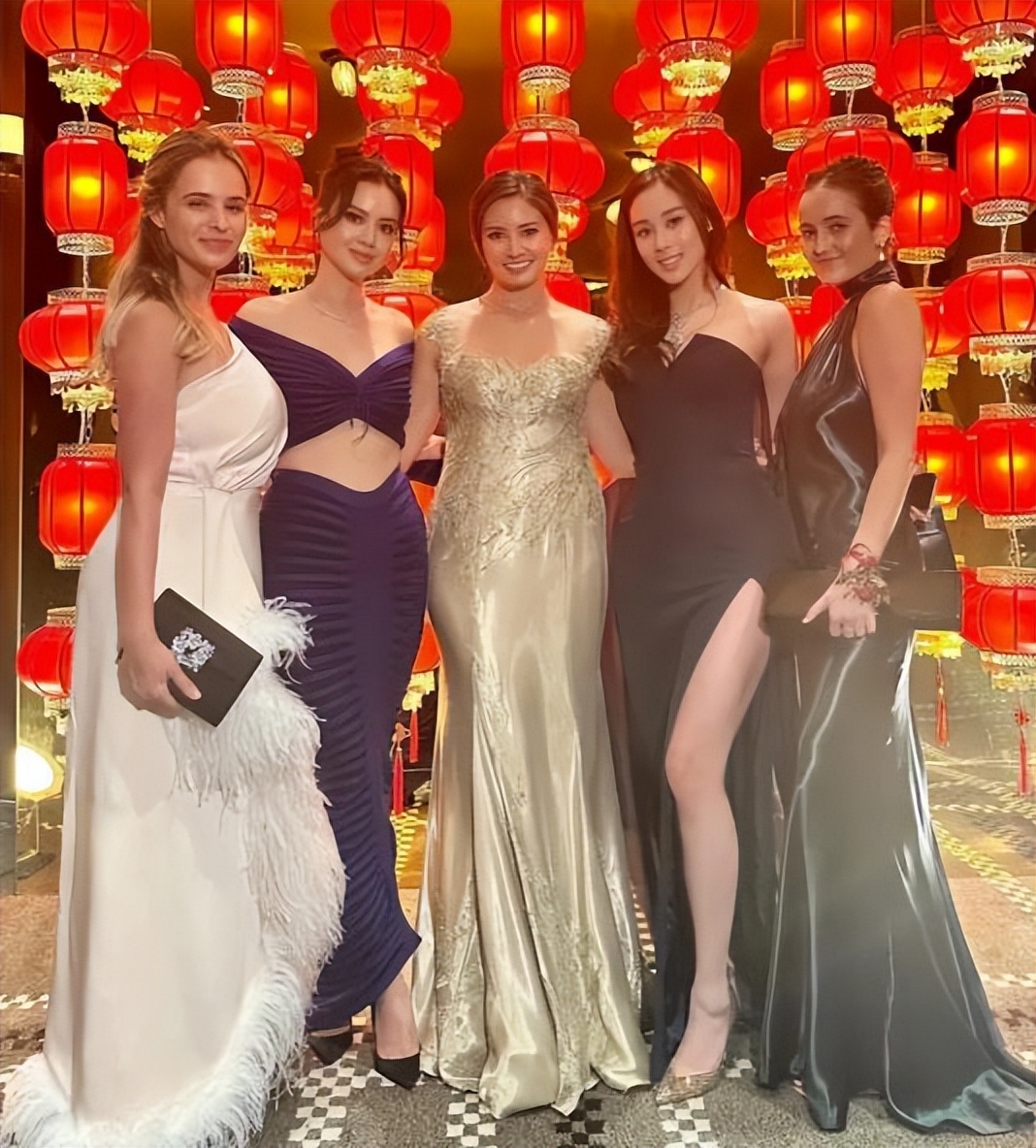 Xi Mengyao wore a million-dollar dress and He Youjun attended a wealthy wedding banquet, took a ...