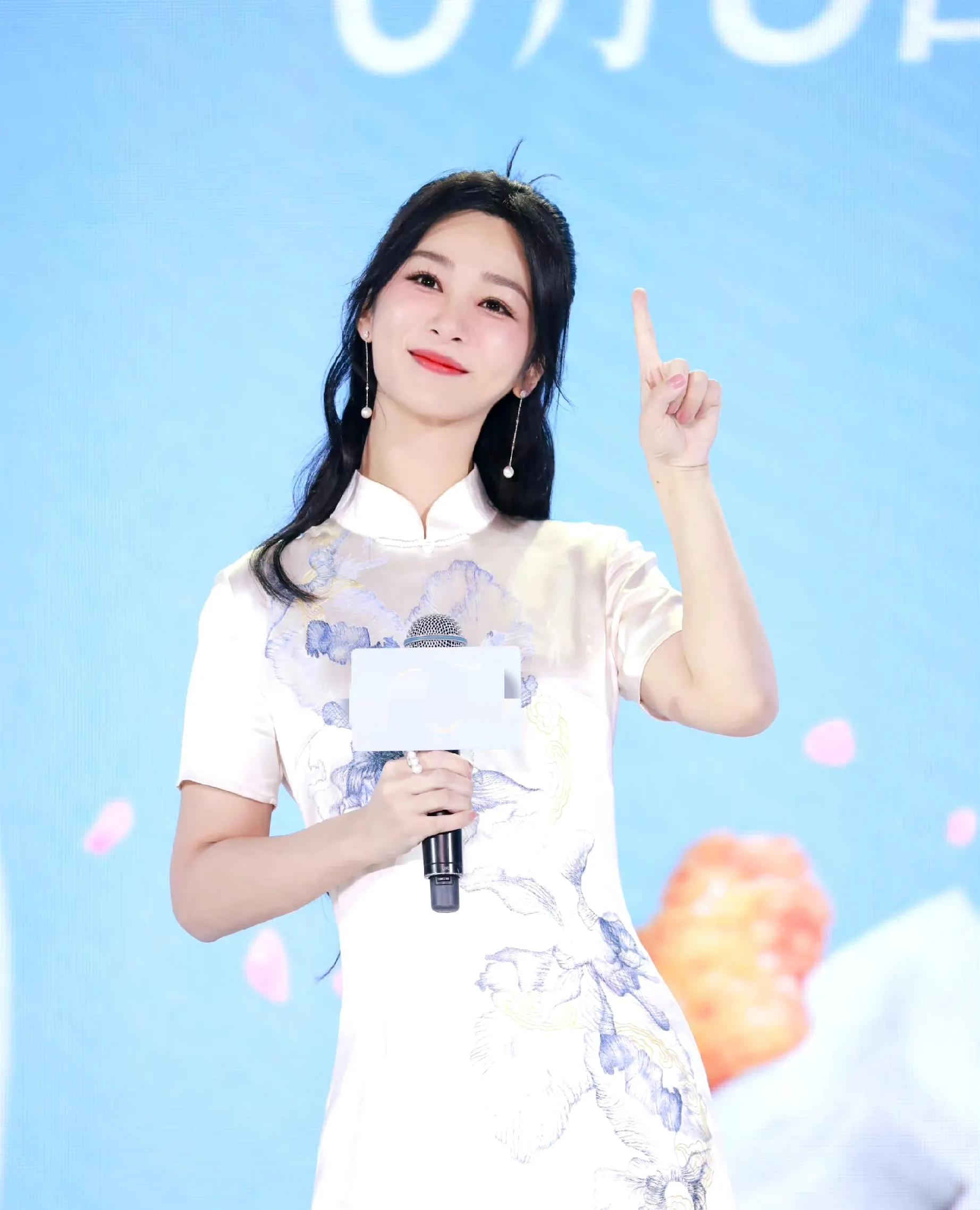 Yang Zi: Wearing a national-style cheongsam and appearing in the live ...