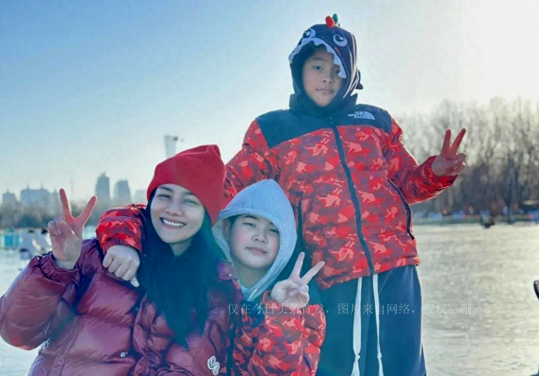 amazing! 47-year-old Hu Ke posted a family photo, the couple look like ...