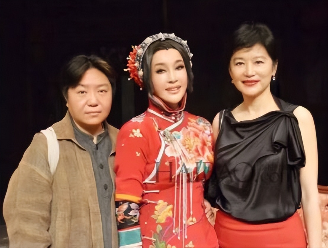 Liu Xiaoqing and Lin Qingxia are in the same frame, one is forced to be ...