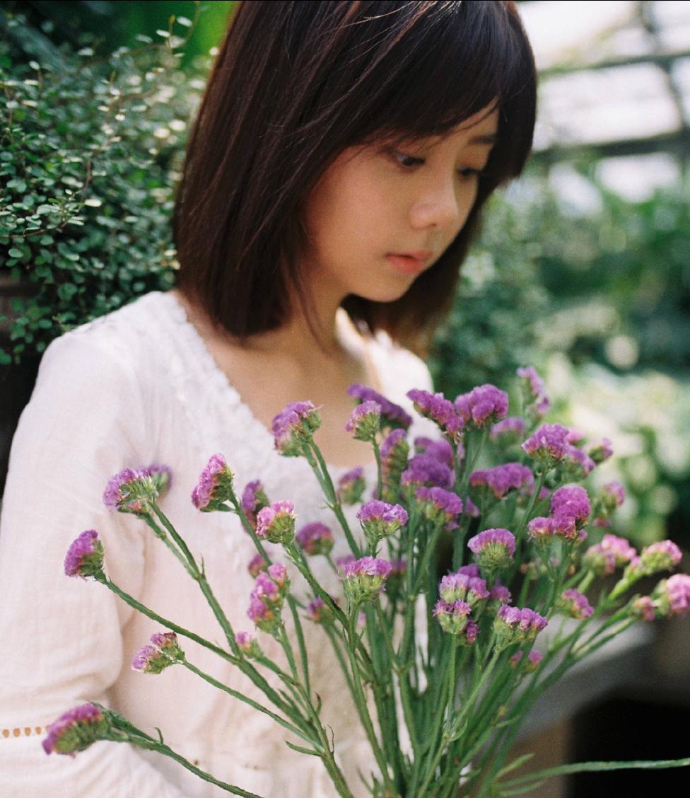 Song Yun holding flowers, 520 is coming - iMedia