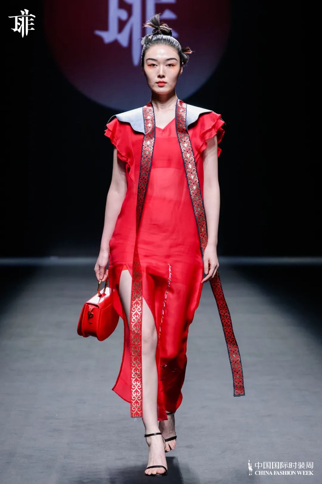 Ding Fei's AW23 debut: "Thousands of miles to the military machine" interprets the beauty of ...