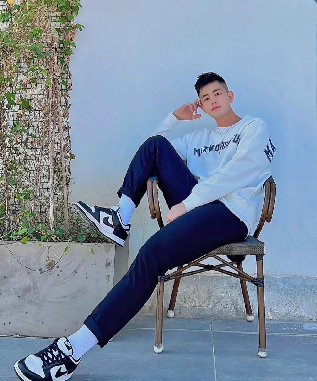 handsome guy in white socks - iNEWS